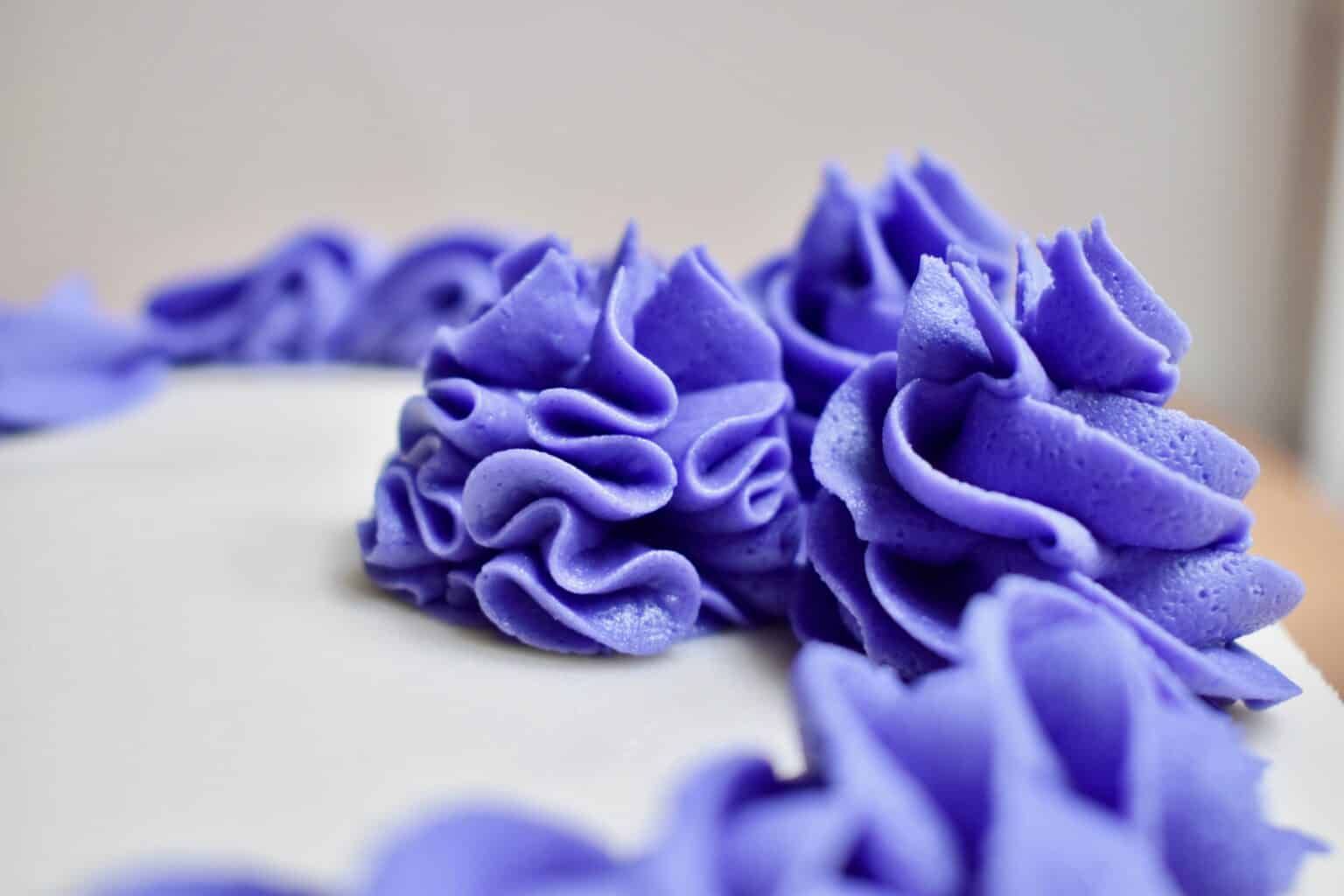 Decorating with Buttercream - a Baker's Guide - Plan to Eat